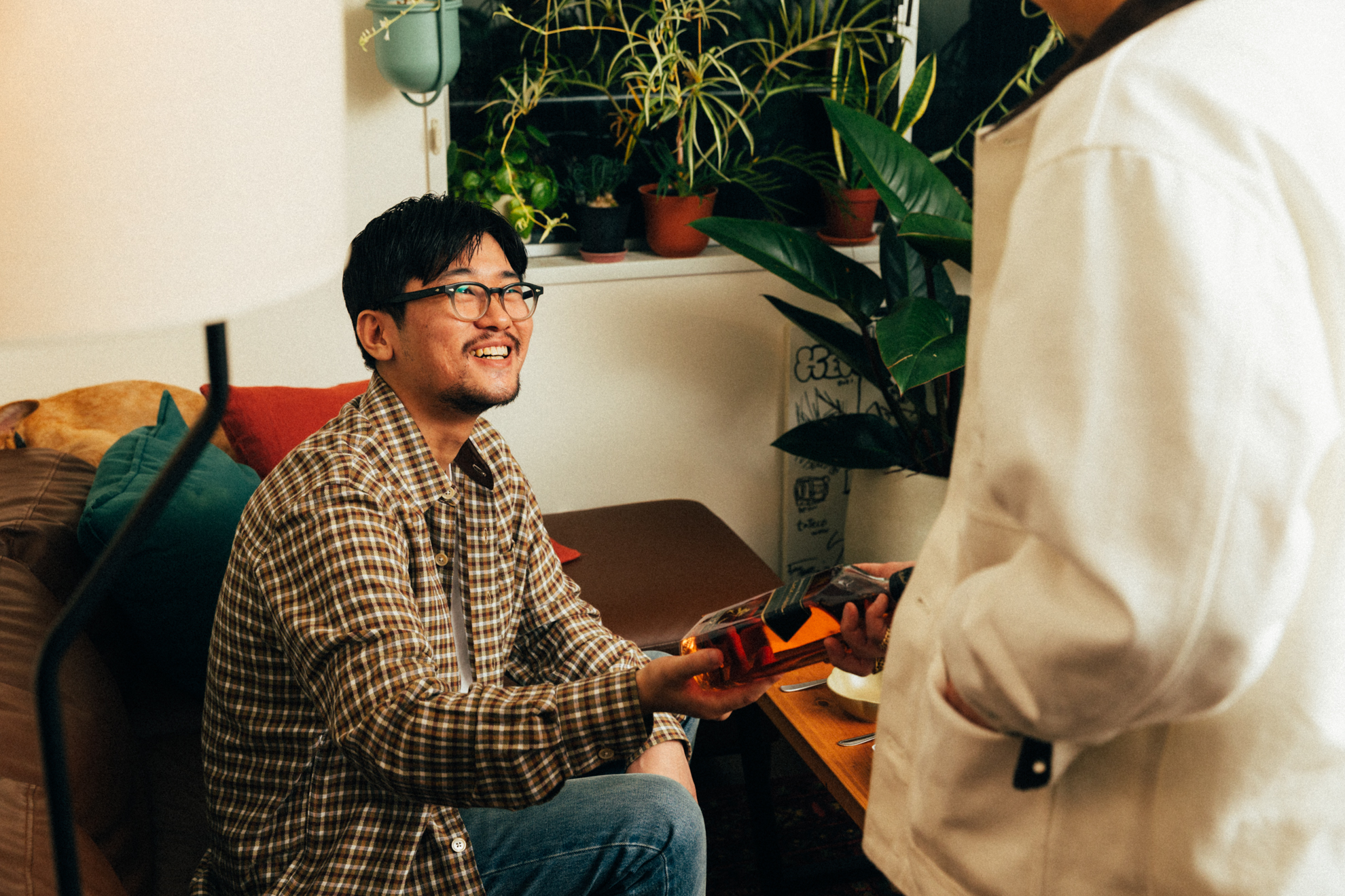 〈BoTT〉デザイナーTEITOくんとモデルの風間エイリさん夫妻の自宅にBIMくんとin-dくんが集合。手土産はジョニーウォーカーの定番 ...
