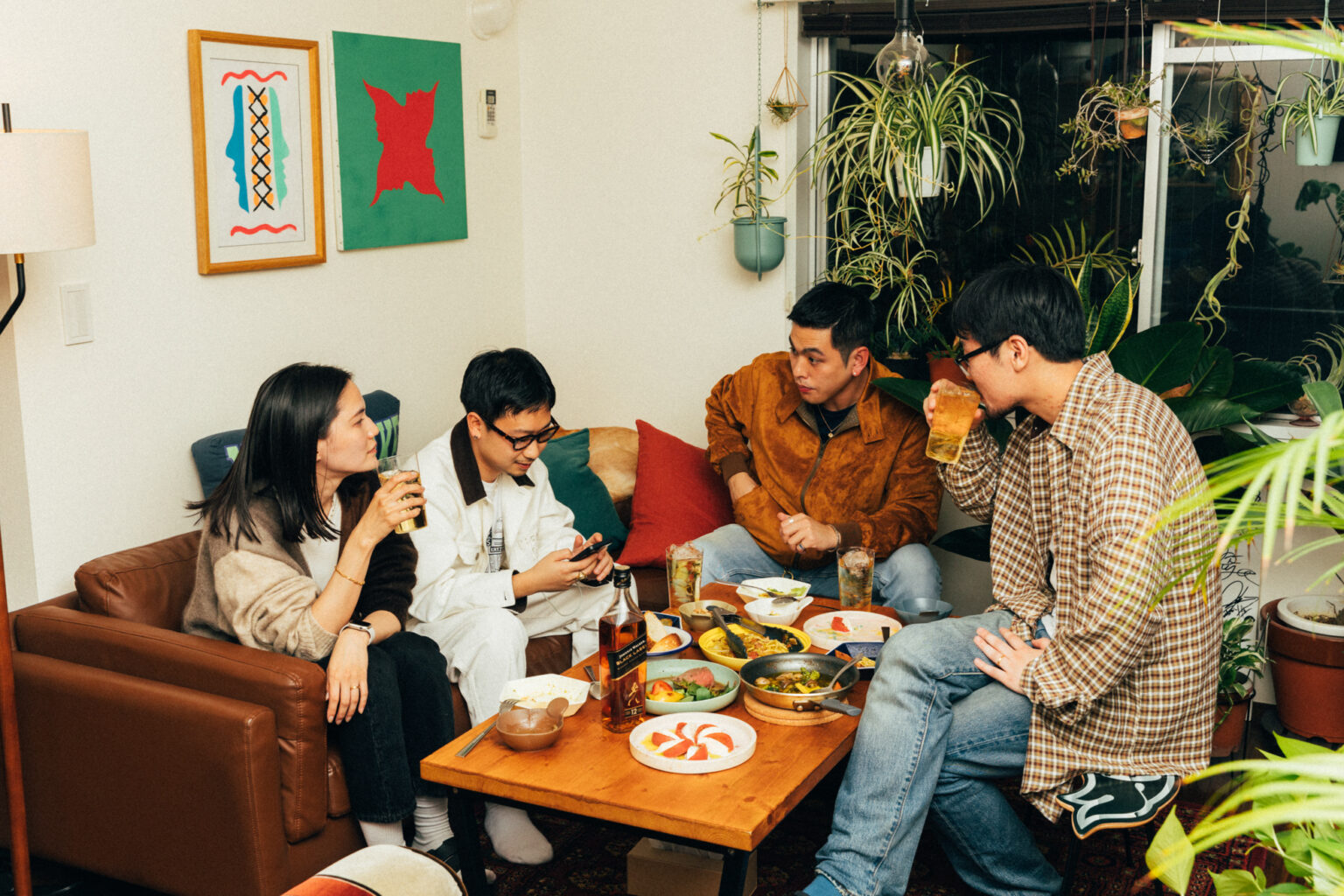 〈BoTT〉デザイナーTEITOくんとモデルの風間エイリさん夫妻の自宅にBIMくんとin-dくんが集合。手土産はジョニーウォーカーの定番 ...